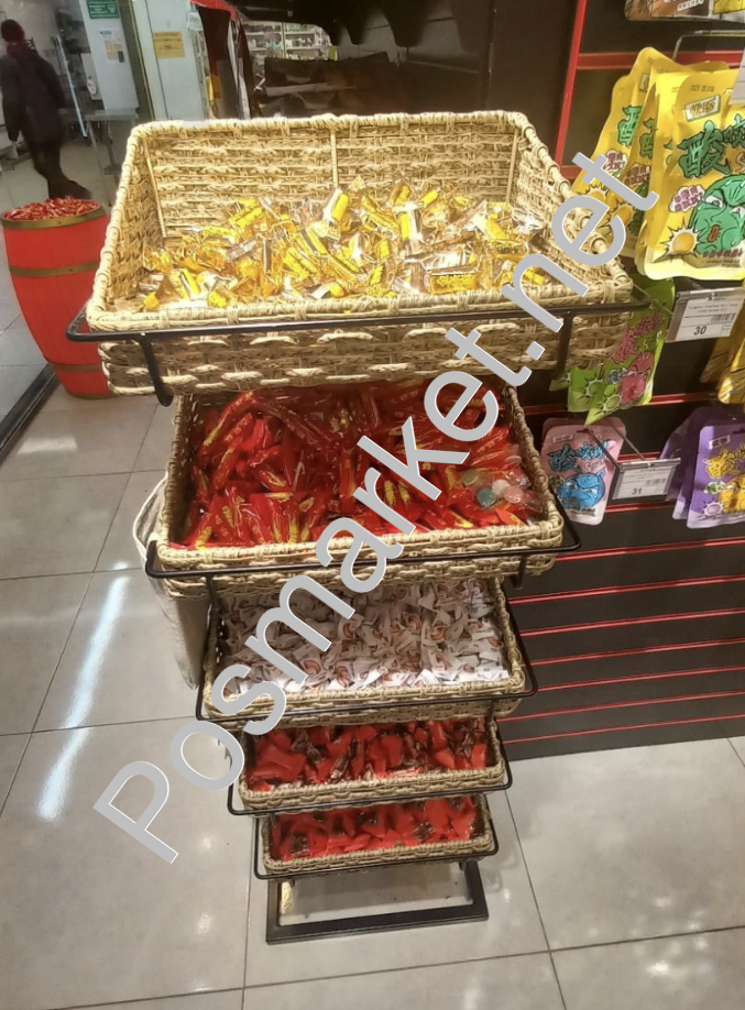 Торговый стелаж с плетеными корзинами